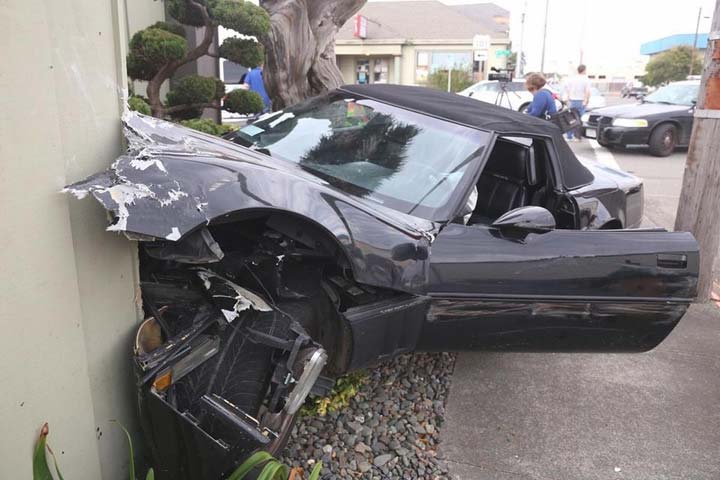 [ACCIDENT] C4 Corvette Crashes into a Hotel's Fence in California ...