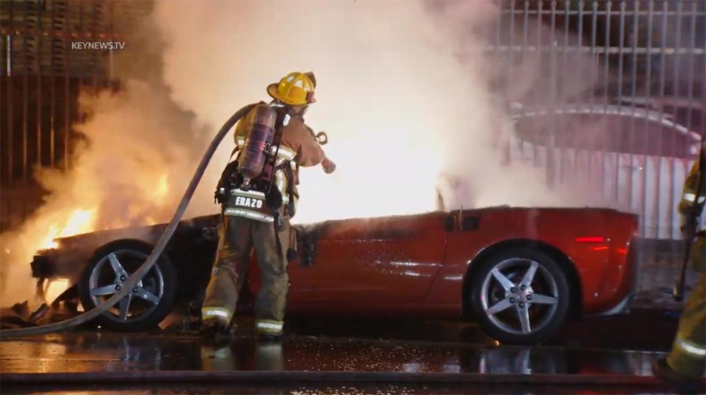 [ACCIDENT] Firefighters Arrive and Douse Flames Consuming a C6 Corvette ...