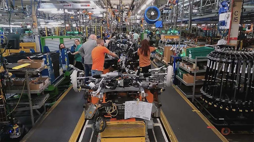 [VIDEO] Watch the New 2025 Corvette ZR1 Being Built on the Corvette ...