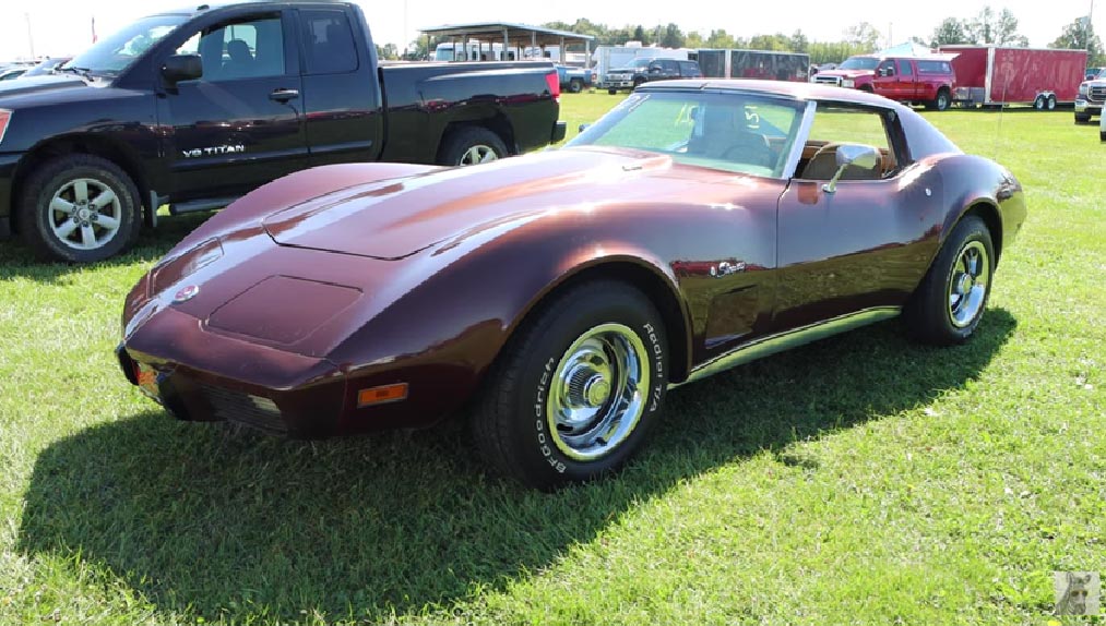 [VIDEO] 1976 Corvette Drag Races a 1976 Pontiac Firebird for Quarter ...